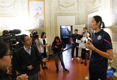 组图：朱婷出席斯坎迪奇女排发布会 为球迷签名 搜狐大视野 搜狐新闻