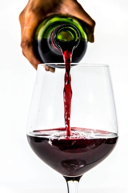 Versare Un Bicchiere Di Vino Rosso Scaricare Foto Gratis