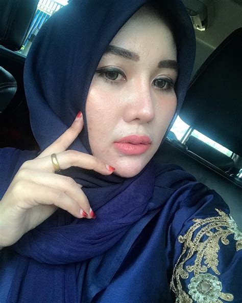Pin By Akuwae On Ibu Beautiful Hijab Women Looking For Men Girl Hijab