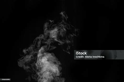 공기 포화기에서 흰색 증기 스프레이 증기 검은 색 배경에 연기 조각 추상적 배경 0명에 대한 스톡 사진 및 기타 이미지 0명 검은색 곡선 Istock