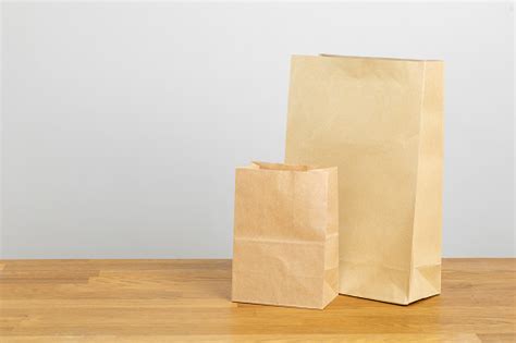 환경 친화적 인 식품 포장 종이 재활용 제로 폐기물 천연 제품 자연과 재활용 개념의 음식 일회용 케이터링을위한 종이 상자 배경에 플라스틱 무료 세트 가방에 대한 스톡 사진