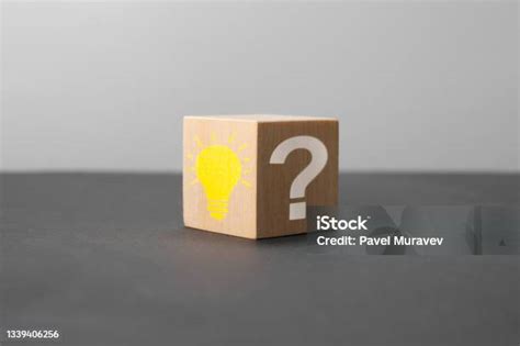 창의적인 아이디어 혁신 및 솔루션 개념 전구 아이콘과 물음표 기호가 있는 나무 큐브 밝은 전구와 물음표나무 큐브 솔루션 개념 개념에 대한 스톡 사진 및 기타 이미지 Istock
