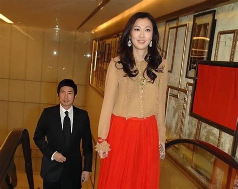 豪门梦碎！香港知名女星突然宣布离婚，富商丈夫婚内出轨外籍模特