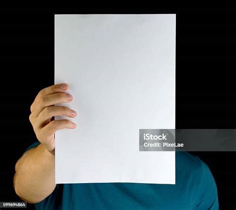 연장 된 팔에 수직으로 흰색 빈 종이를 들고 있는 청년 광고에 대한 스톡 사진 및 기타 이미지 광고 남자 노랑 Istock