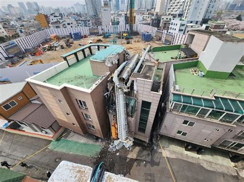 슬라이드 뉴스 한순간에 쿵 와르르건물 3동 덮친 37m 항타기 아주경제