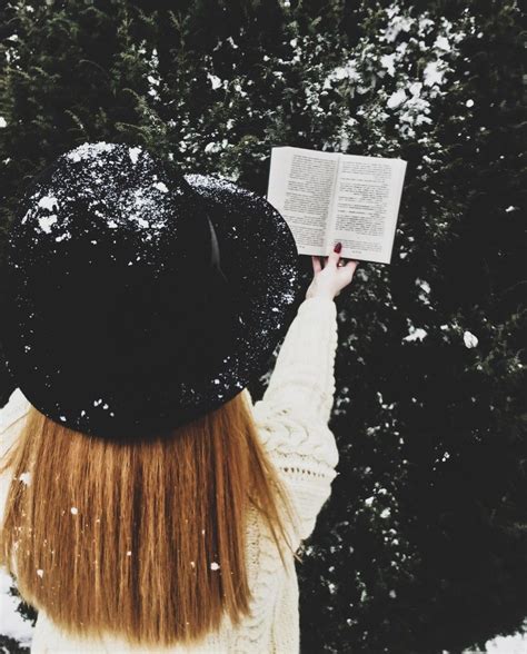 Девушка с книгой Nel 2024