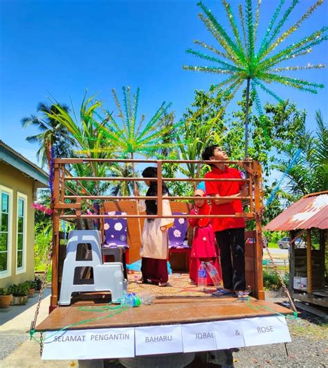 Uniknya Tradisi Keluarga Pengantin Reda Berarak Bersanding Atas Lori Pembinaan Orang