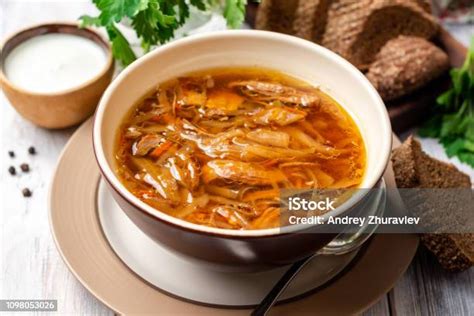 전통적인 러시아 소금에 절인 양배추 수프 Shchi 소박한 나무 배경에 그릇에 러시아에 대한 스톡 사진 및 기타 이미지