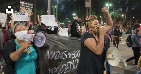 Hombre En Camiseta Sin Mangas Negra De Pie Cerca De Hombre En Camiseta