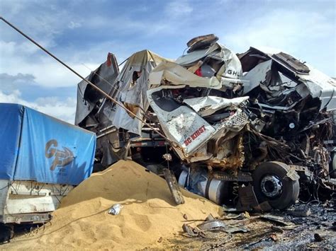 G1 Acidente Entre Carretas Em Rodovia De Mt Mata Motorista E Deixa