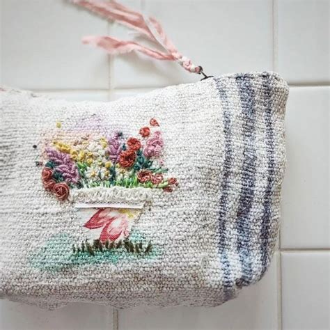 멀리서보면 때로 세상은 조그맣고 사랑스럽다 따뜻하기까지 하다 ㆍ ㆍ ㆍ 레이지데이지밴드로오세요😊 자수패키지 프랑스자수 Embroidery Instagram