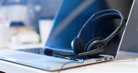 네트워크 운영 작업 개념을 위한 모니터링 룸의 사무실 테이블에서 랩톱 컴퓨터에서 통신 기술을 위한 콜 센터 및 Voip의 헤드셋 닫기 0명에 대한 스톡 사진 및 기타 이미지