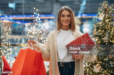 쾌활한 표정 서 새해 쇼핑과 선물 여자는 크리스마스 트리 근처에 있습니다 18 19세에 대한 스톡 사진 및 기타 이미지 18 19세 가까운 갈란드 장식품 Istock