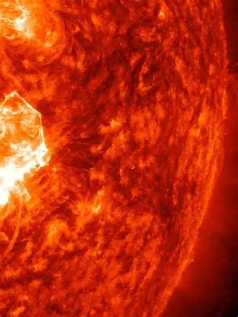 सूर्य पर भयानक विस्फोट से निकला अरबों टन प्लाज्मा कितना खतरा