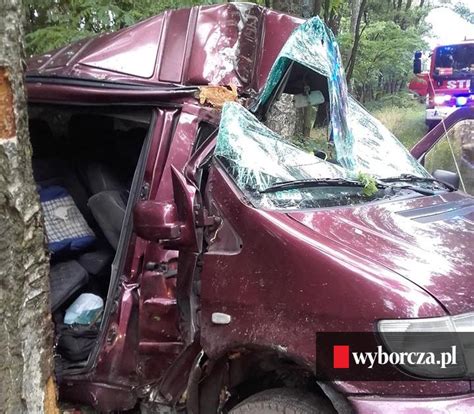 Bus wypadł z drogi i uderzył w drzewo pod Poznaniem ZDJĘCIA