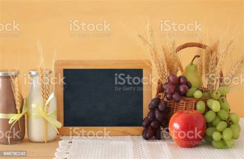 우유와 과일 나무 테이블의 이미지입니다 유태인 휴일오순절의 기호입니다 Shavuot에 대한 스톡 사진 및 기타 이미지