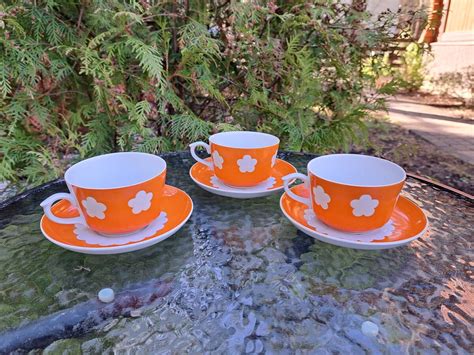 Tējas Pāri Forma Karīna Ar Sarkani Oranžīgu Un Baltu Dekolu Rpr