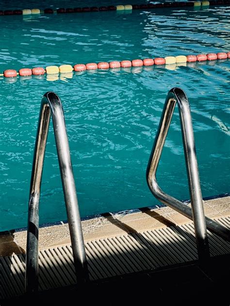 매력적인 수영장 사다리와 푸른 물 · 무료 스톡 사진