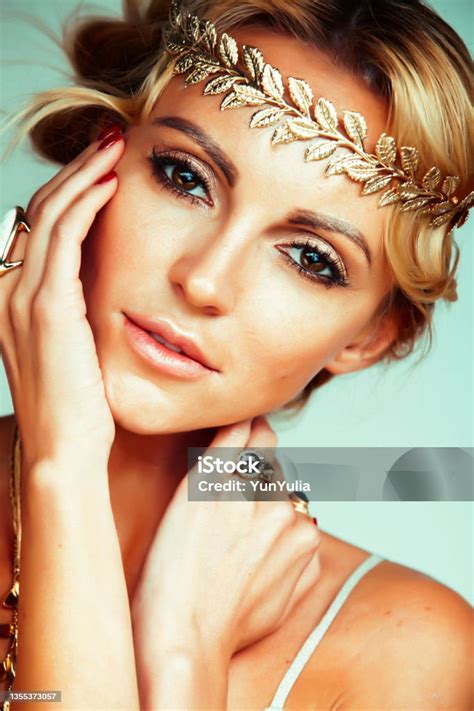 젊은 금발여자 처럼 입고 고대 그리스 신들 골드 보석 닫기 고립 된 아름 다운 소녀 손 손질 빨간 손톱 경외감에 대한 스톡 사진 및 기타 이미지 Istock