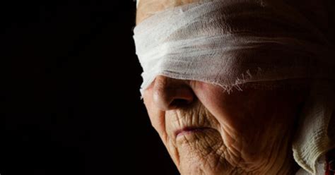 Бедно момче плати билета на незряща възрастна жена но нейният син го проследи на следващата