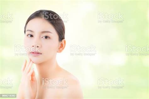 화장품의 아름 다운 아시아 여자 화장의 소녀 터치 입 또는 입술을 손으로 녹색 자연 배경에서 피부 건강 관리 개념으로 매력적인