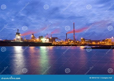 Planta Siderúrgica En La Noche Foto De Archivo Imagen De Pelotilla
