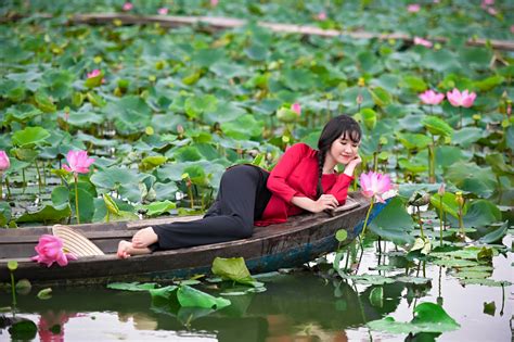 傳統服飾 優美 優雅 和平的 夏天 天性 女人 女性 寧靜 對比 年輕的成年人 建築 後視圖 復古屋頂 戶外