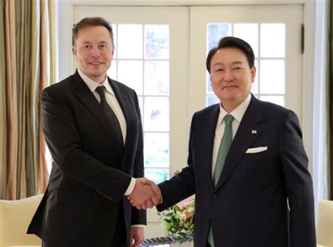 윤 대통령에 비밀 전달하려 머스크 보낸 트럼프가짜뉴스 퍼진다