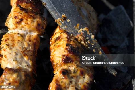 야외 불에 요리 하는 양념에 고기입니다 바베 큐 배경입니다 고기에 대한 스톡 사진 및 기타 이미지 고기 구이 굽기 Istock