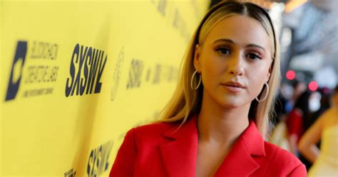 Мария Бакалова прикова погледите на червения килим в Кан блести в уникална рокля СНИМКИ