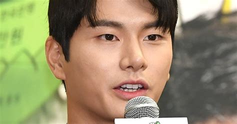 T포토 이이경 웃으면 출연료가 차감됩니다