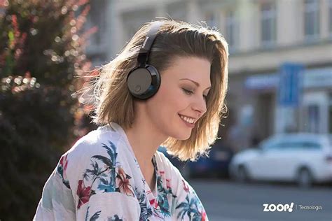 Mulher Usando Fone De Ouvido On Ear Da Philips Shb Headphones Women Active Women
