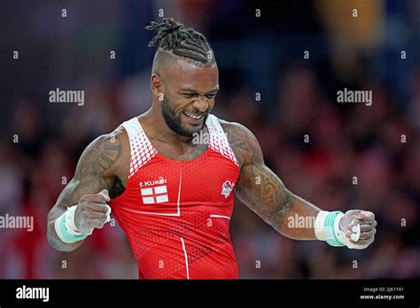 Der Engländer Courtney Tulloch feiert am ersten Tag der Commonwealth