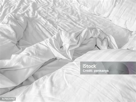 구겨진 담요 주름진 침대 시트 및 가정이나 호텔 침실의 침대에 베개 같은 흑백 톤 0명에 대한 스톡 사진 및 기타 이미지 0
