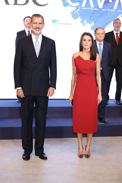Doña Letizia Impacta Con Un Vestido Rojo En Los Premios Mariano De