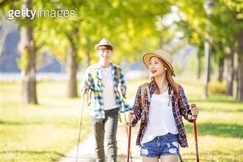 한국인 여성 남성 커플 인간관계 하이킹 아웃도어 걷기 산책길 보행로 휴식 여유로운주말 레저활동
