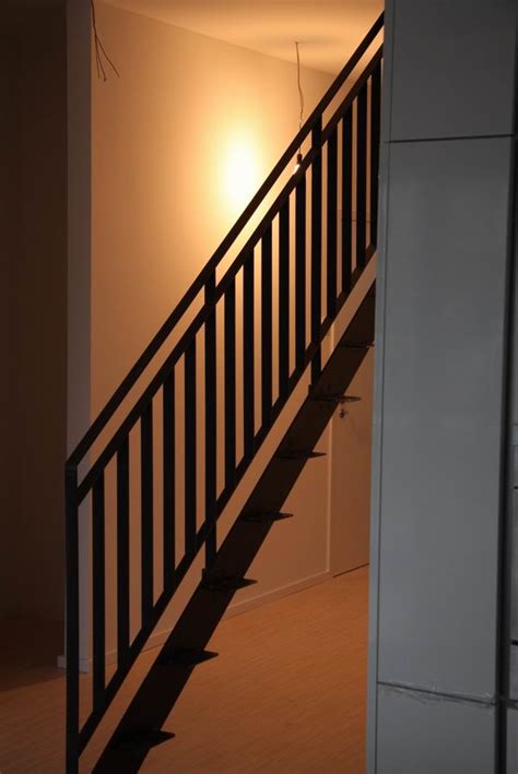 Treppe mit Treppengeländer und Brüstungsgeländer aus