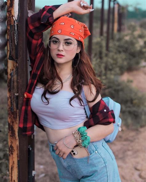 100 Girl Posing Wallpapers