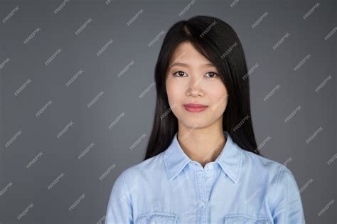 매력적인 젊은 아시아 사업가의 초상화 무료 사진