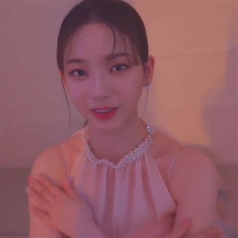 Adorable Karina Scrolller