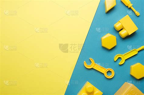 儿童教育发展玩具框架上的白色背景。前视图。平的。文本复制空间