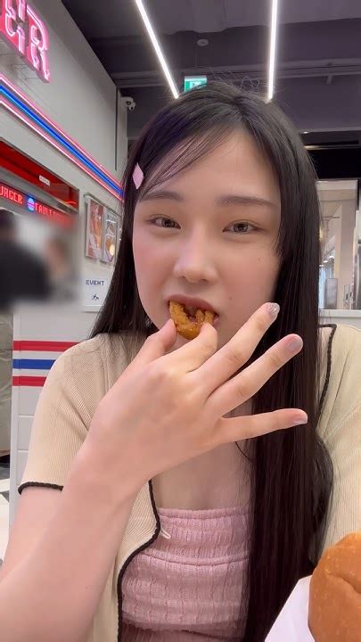 더현대 햄버거 먹는 여자 Youtube