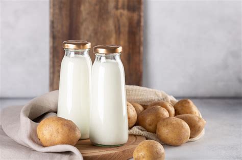 비건 식물 기반 우유병 회색 테이블에 유제품이 없는 음료와 감자 덩굴 0명에 대한 스톡 사진 및 기타 이미지 0명 가루로 빻은 건강한 생활방식 Istock