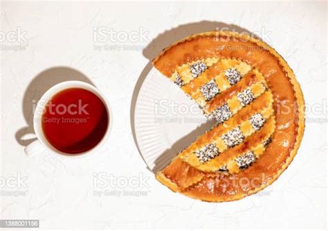 코티지 치즈와 양귀비 씨앗을 곁들인 홈메이드 케이크와 흰색 테이블에 차 한 잔 0명에 대한 스톡 사진 및 기타 이미지 0명