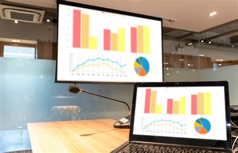 회의실의 디스플레이 랩톱 및 화면에서 차트 슬라이드 쇼 프레젠테이션 모의 프리미엄 사진