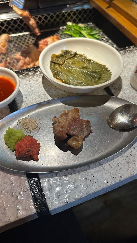來分享一下昨天去吃韓國最近很熱門的烤肉店 山清炭火花園的心得一些候位tips 先說一下結論「好吃！會想再回訪！」 首先感謝來玩的朋友 陪我