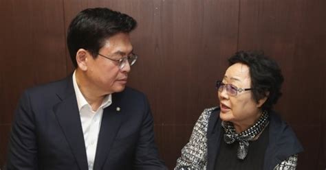 이용수 할머니와 이야기 나누는 정우택 원내대표