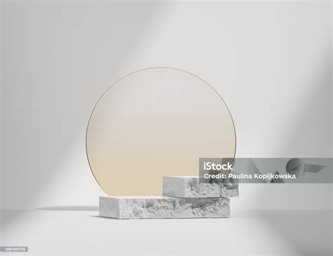 흰색 배경에 3d 스톤 연단 디스플레이 둥근 베이지 색 서리유리 테두리 프레임 화장품 미용 제품 프로모션 받침대 내추럴 러프