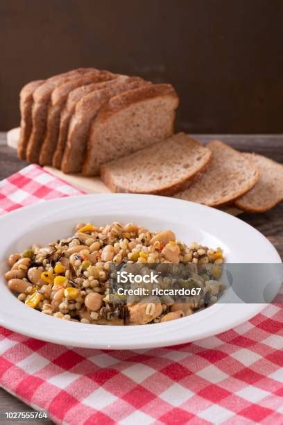 철자 Chickpea 참치와 옥수수 샐러드 빵 시골풍 테이블에 배치 0명에 대한 스톡 사진 및 기타 이미지 0명 건강한
