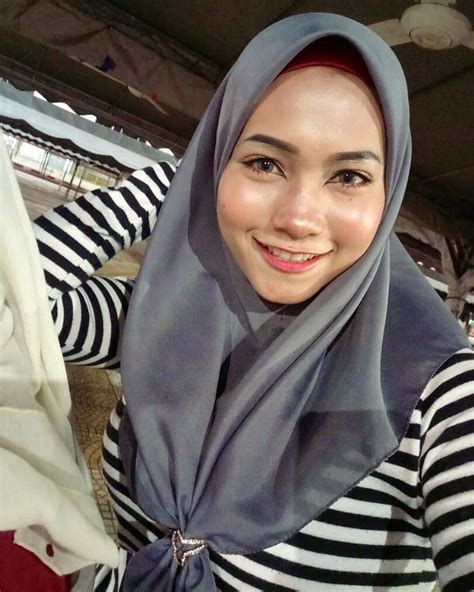Teringin Betul Nak Tengok Dia Ni Bogel Tak Pakai Apa Apa Just Pakai